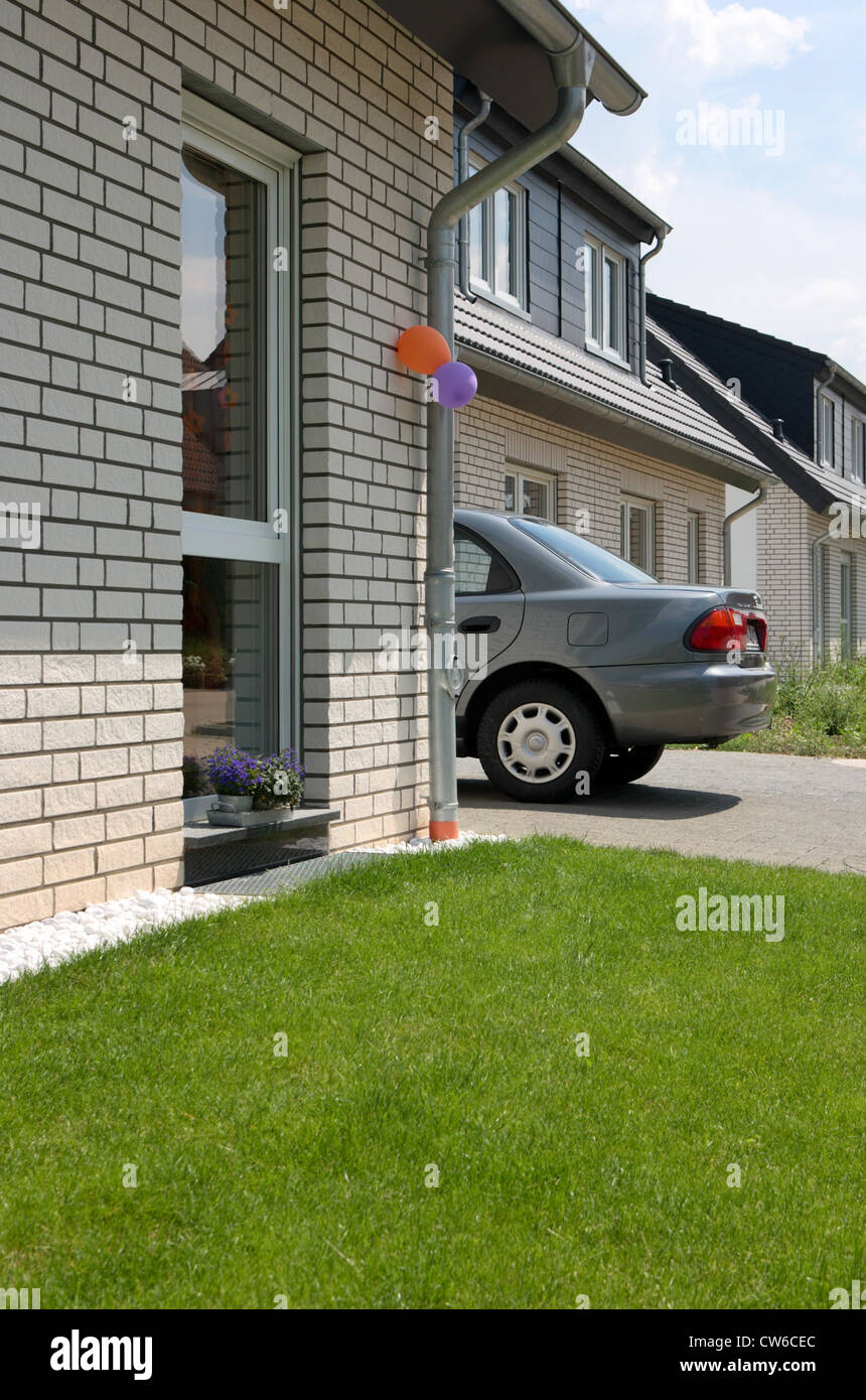 Car driveway house semi hi-res stock photography and images - Alamy
