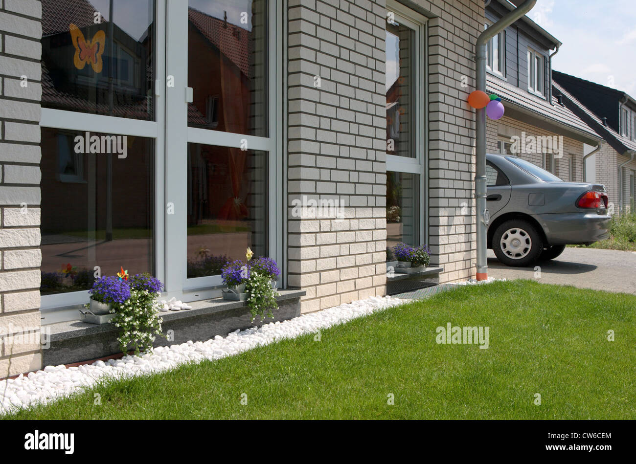 Car driveway house semi hi-res stock photography and images - Alamy