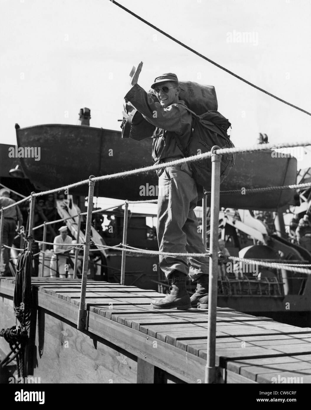 Waving goodbye waving hi-res stock photography and images - Alamy