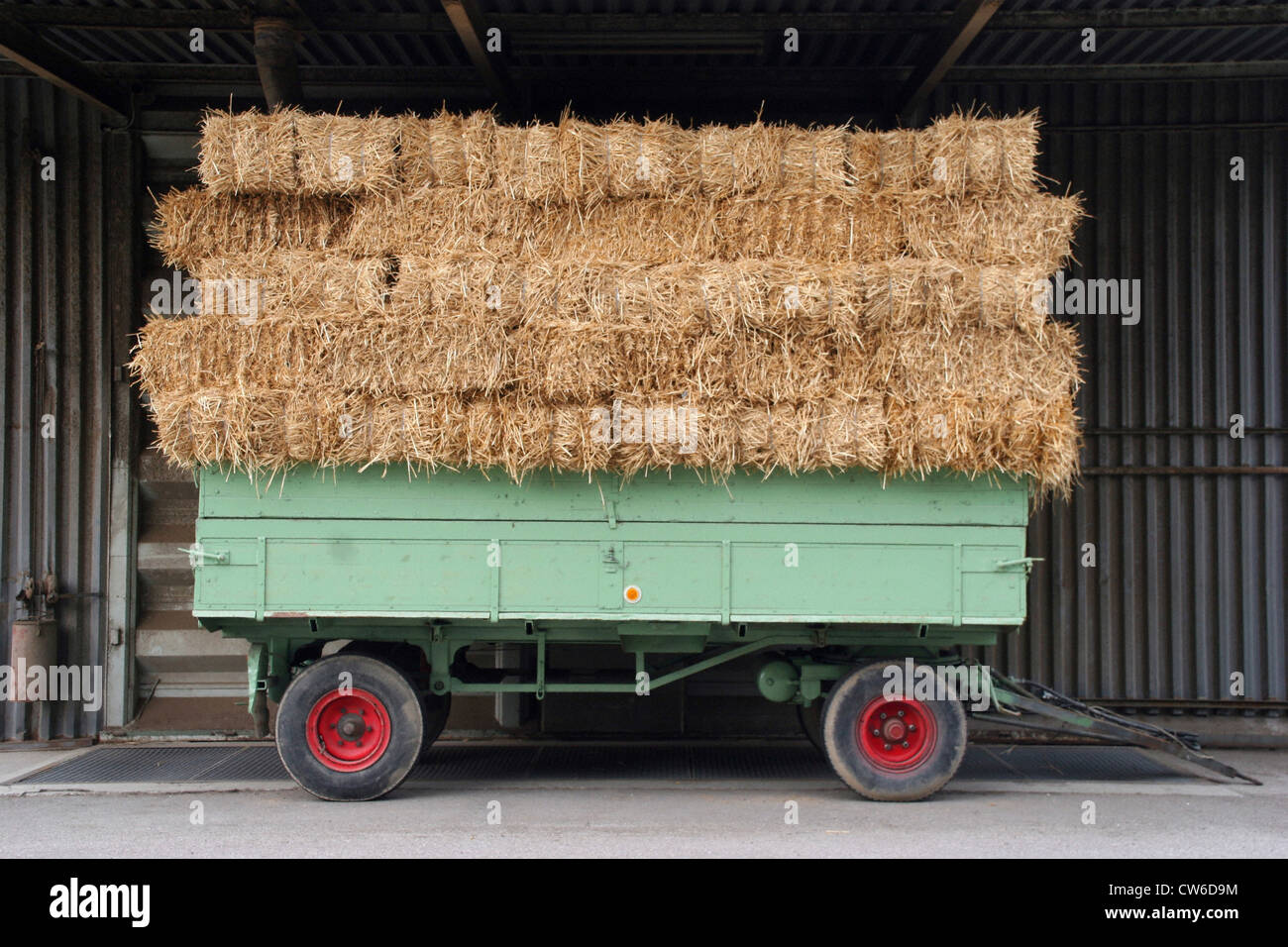 Straw piles hi-res stock photography and images - Alamy