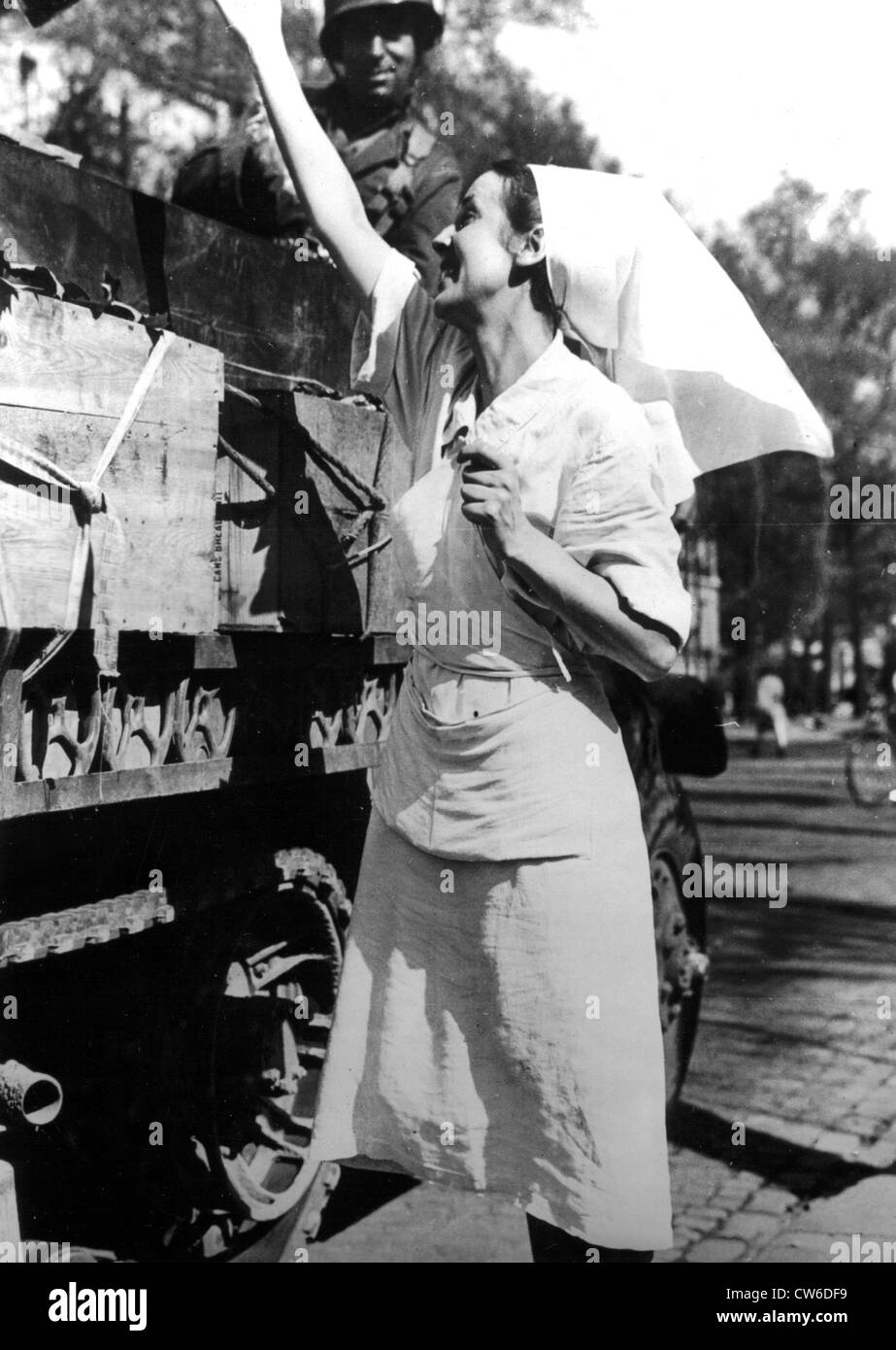 Nurse salutes French soldiers with flowers in Paris, August 25, 1944 ...