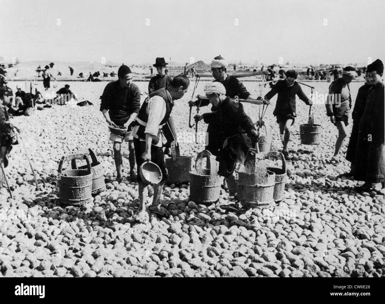 Chinese laborers build airfield for U.S. Air Force in China, 1944 Stock ...
