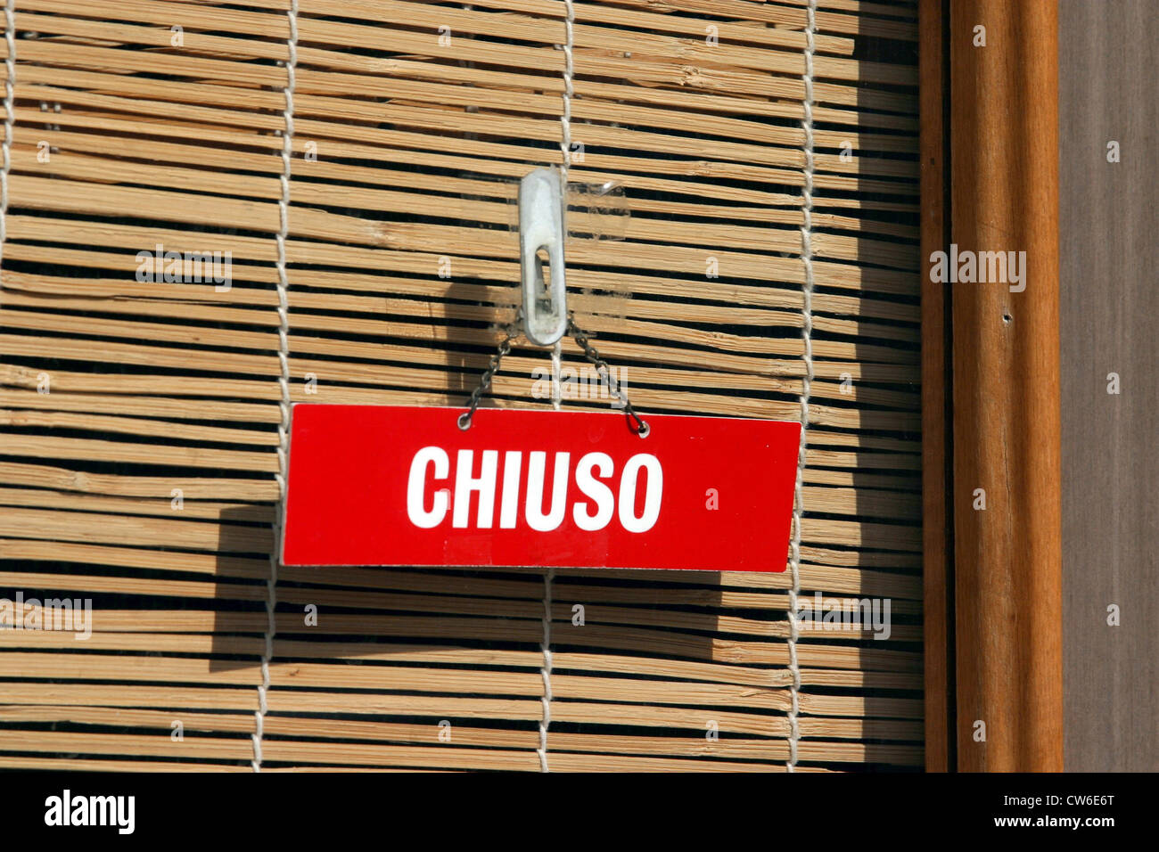 Italian shop and chiuso sign hi-res stock photography and images - Alamy
