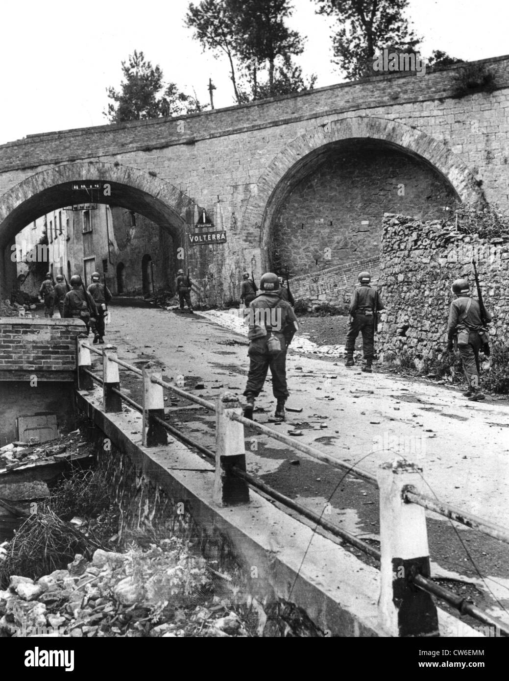 An American patrol enters Volterra, July 14, 1944 Stock Photo - Alamy