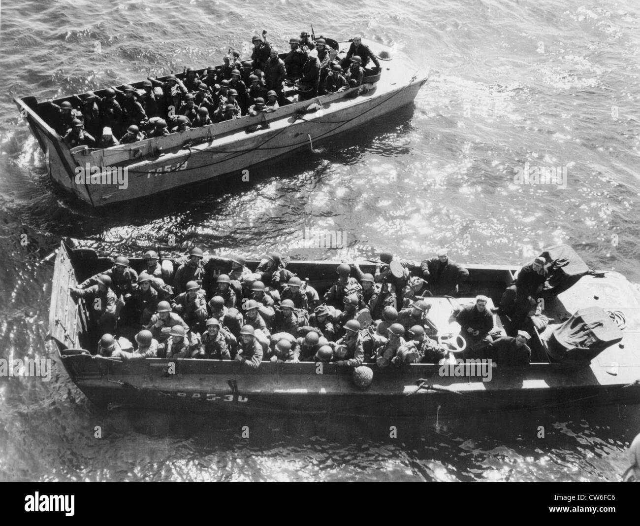 Landing crafts ready to land U.S. soldiers on the Normandy beaches ...