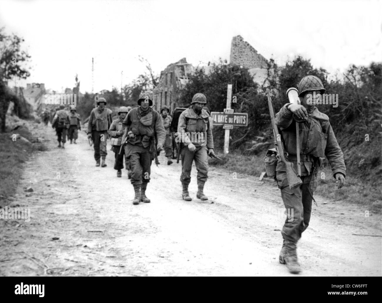 American troops leave the French town of La Haye du Puits and advance ...