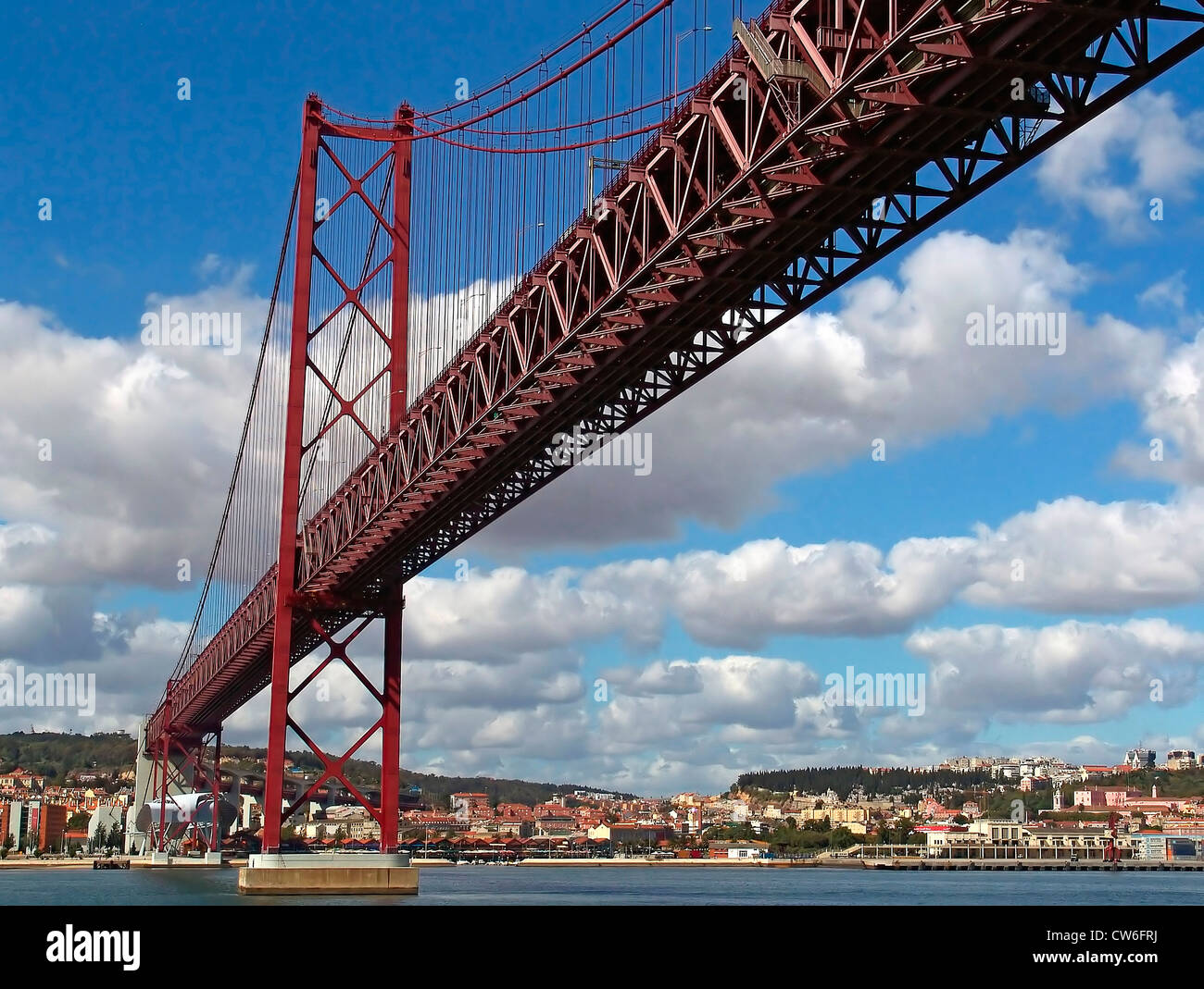 25 de abril bridge running hi-res stock photography and images - Alamy