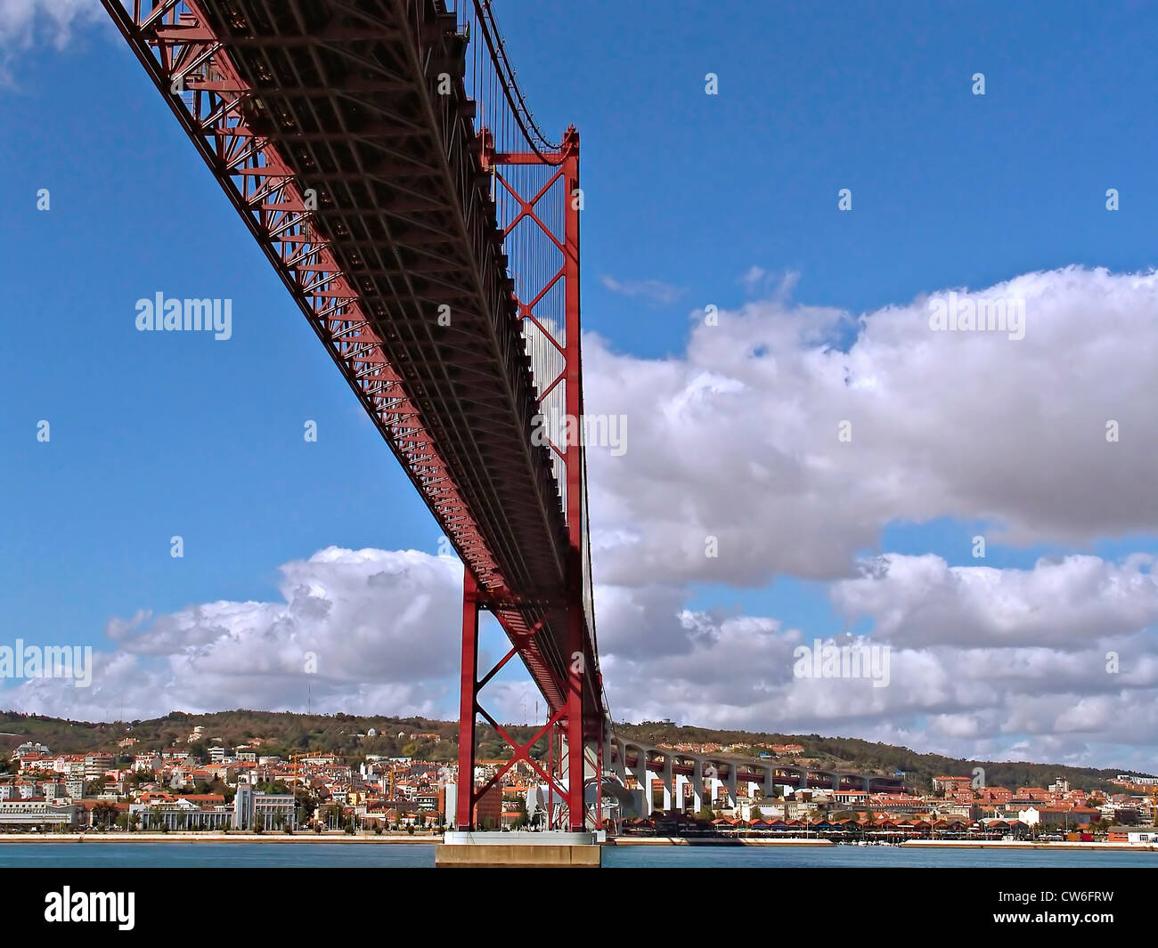 25 de abril bridge running hi-res stock photography and images - Alamy