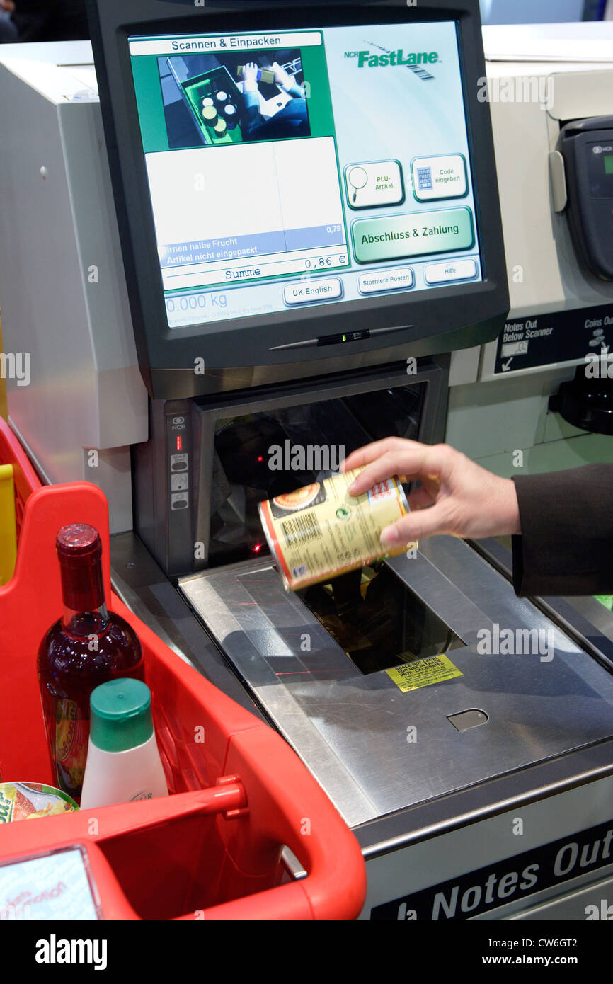 Supermarket self checkout woman hi-res stock photography and images - Alamy