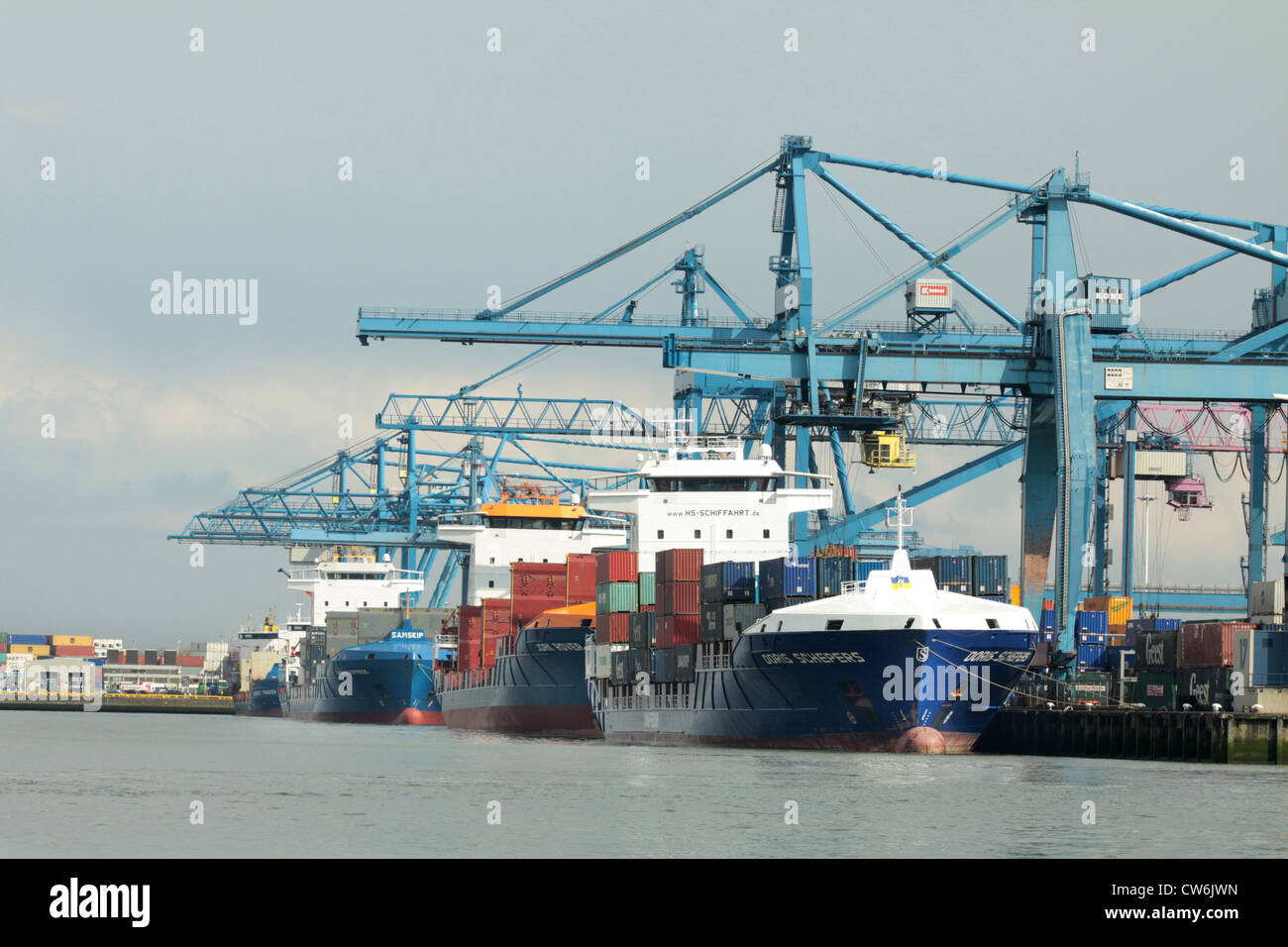 Loading and off loading ships hi-res stock photography and images - Alamy