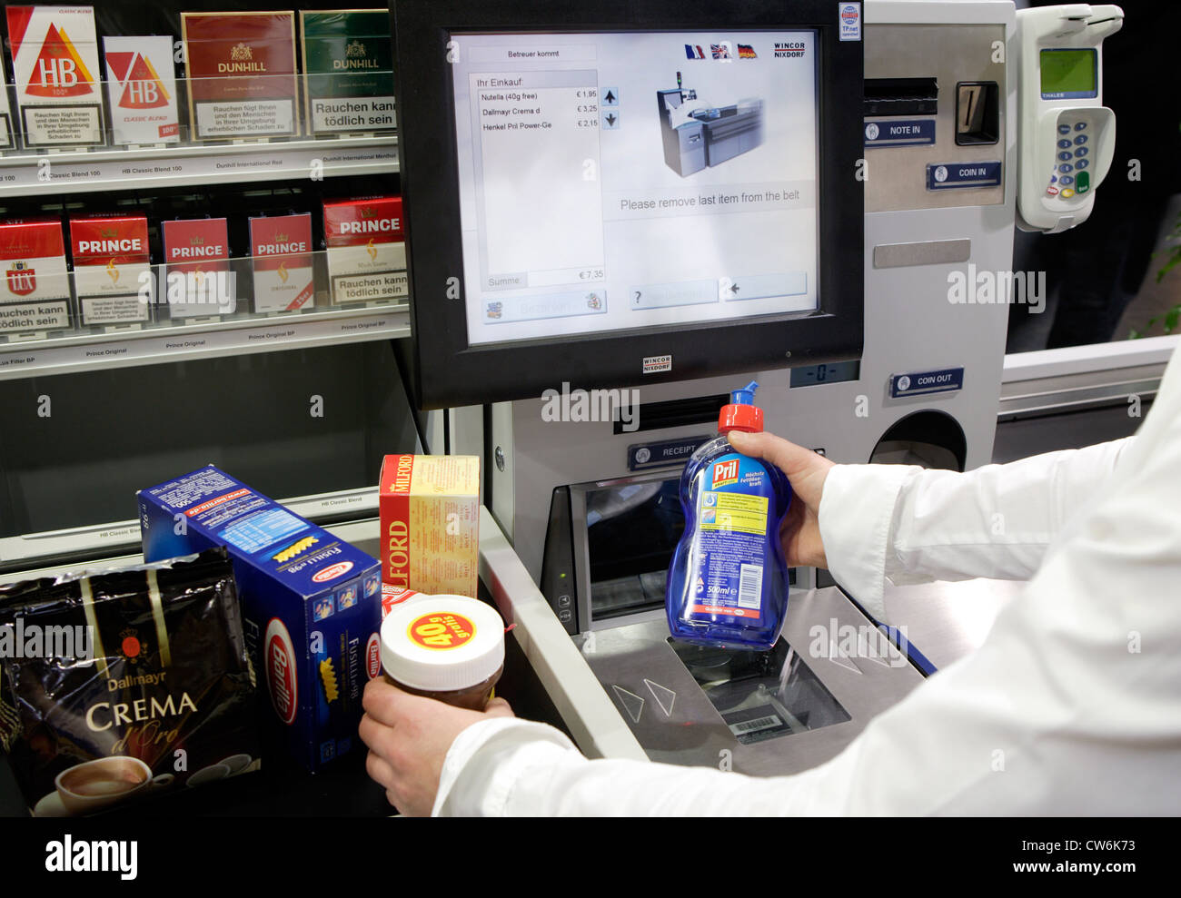 Self checkout system hi-res stock photography and images - Alamy