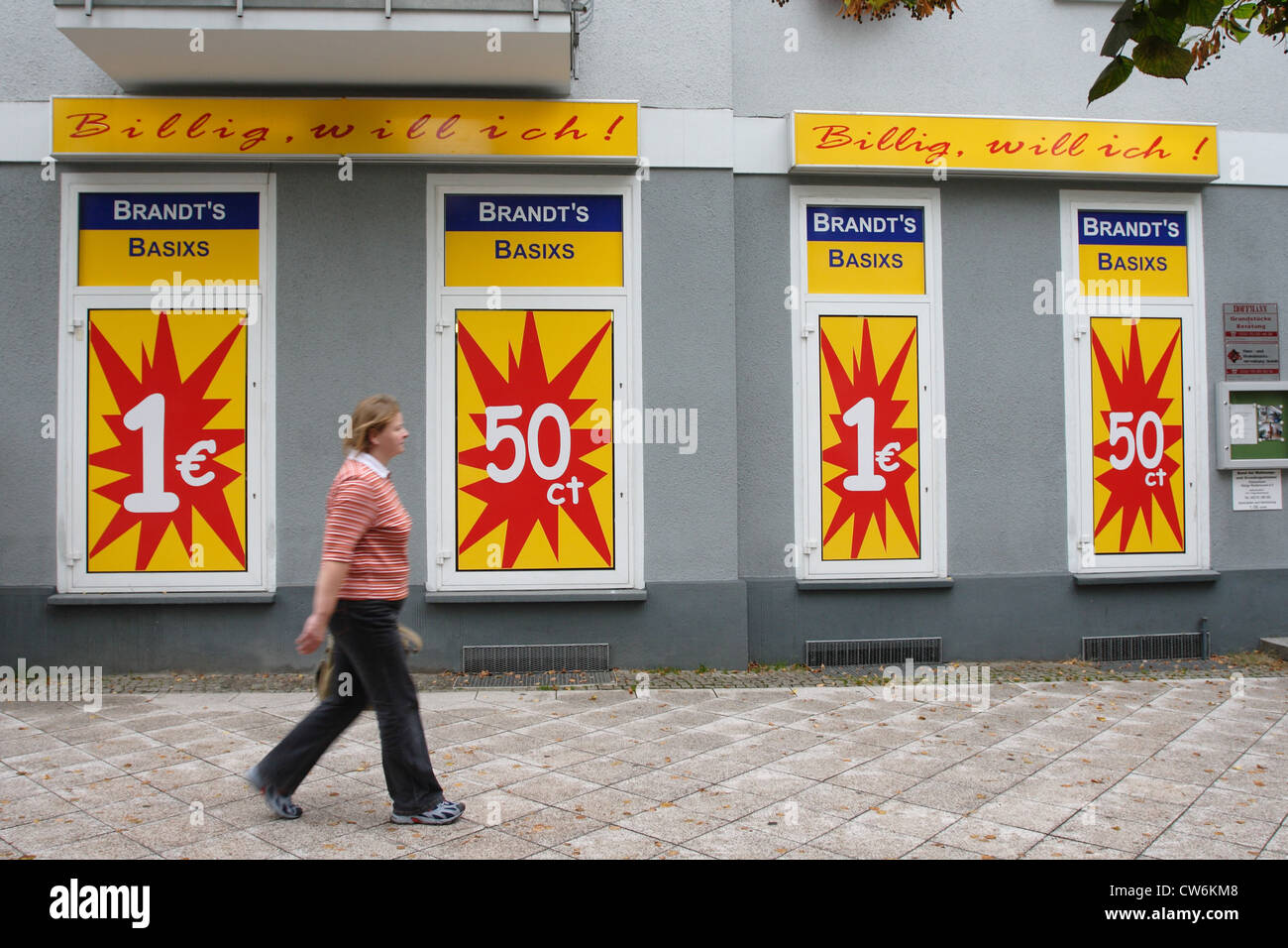 1 one euro price sign signs hi-res stock photography and images - Alamy