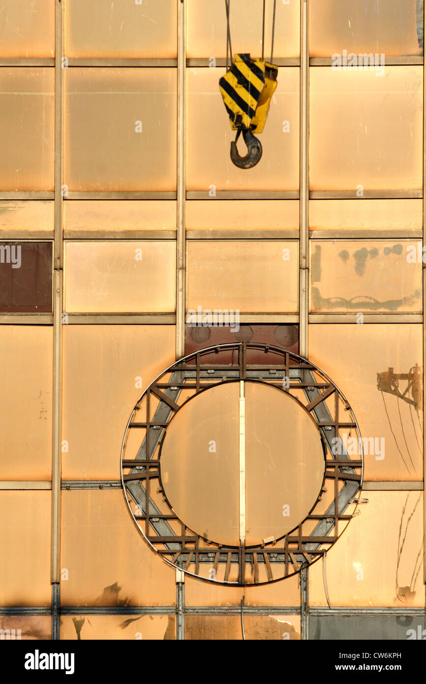 Berlin, a building crane hook before the Palace of the Republic Stock ...