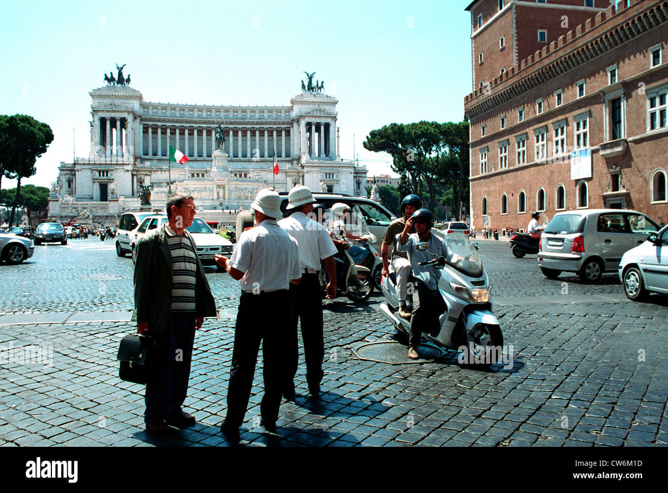Rome traffic at Monumento a Vittorio Emanuele Stock Photo - Alamy