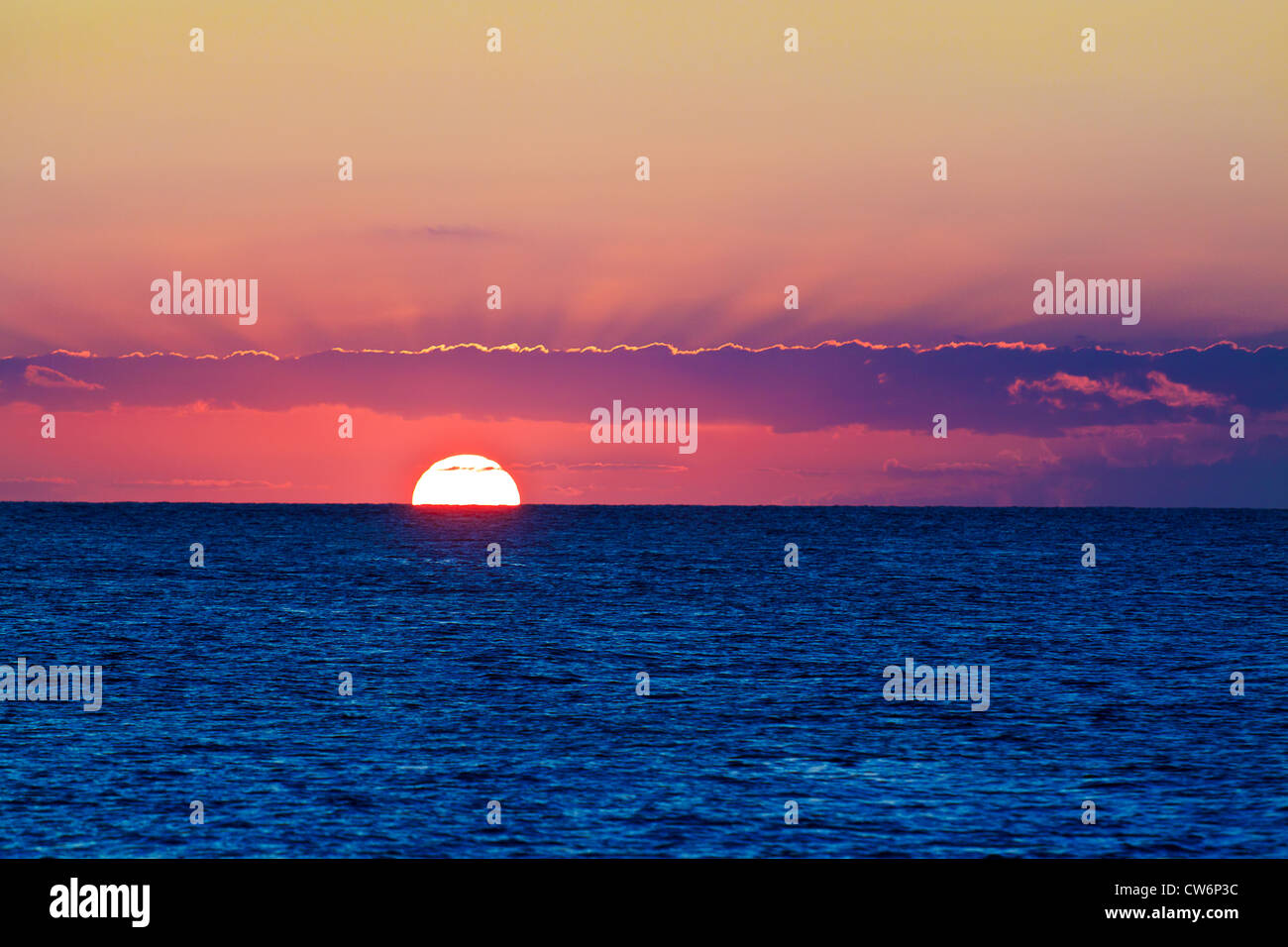 Sun sinking into sea hi-res stock photography and images - Alamy