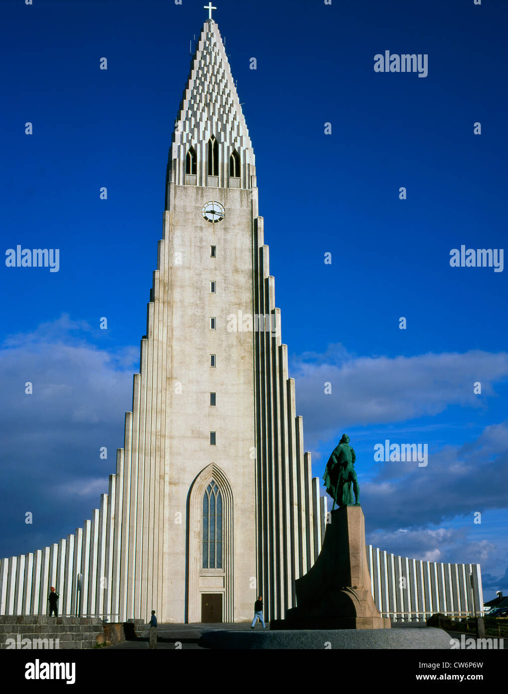 Statue leifur eiriksson hallgrimskirkja church hi-res stock photography ...