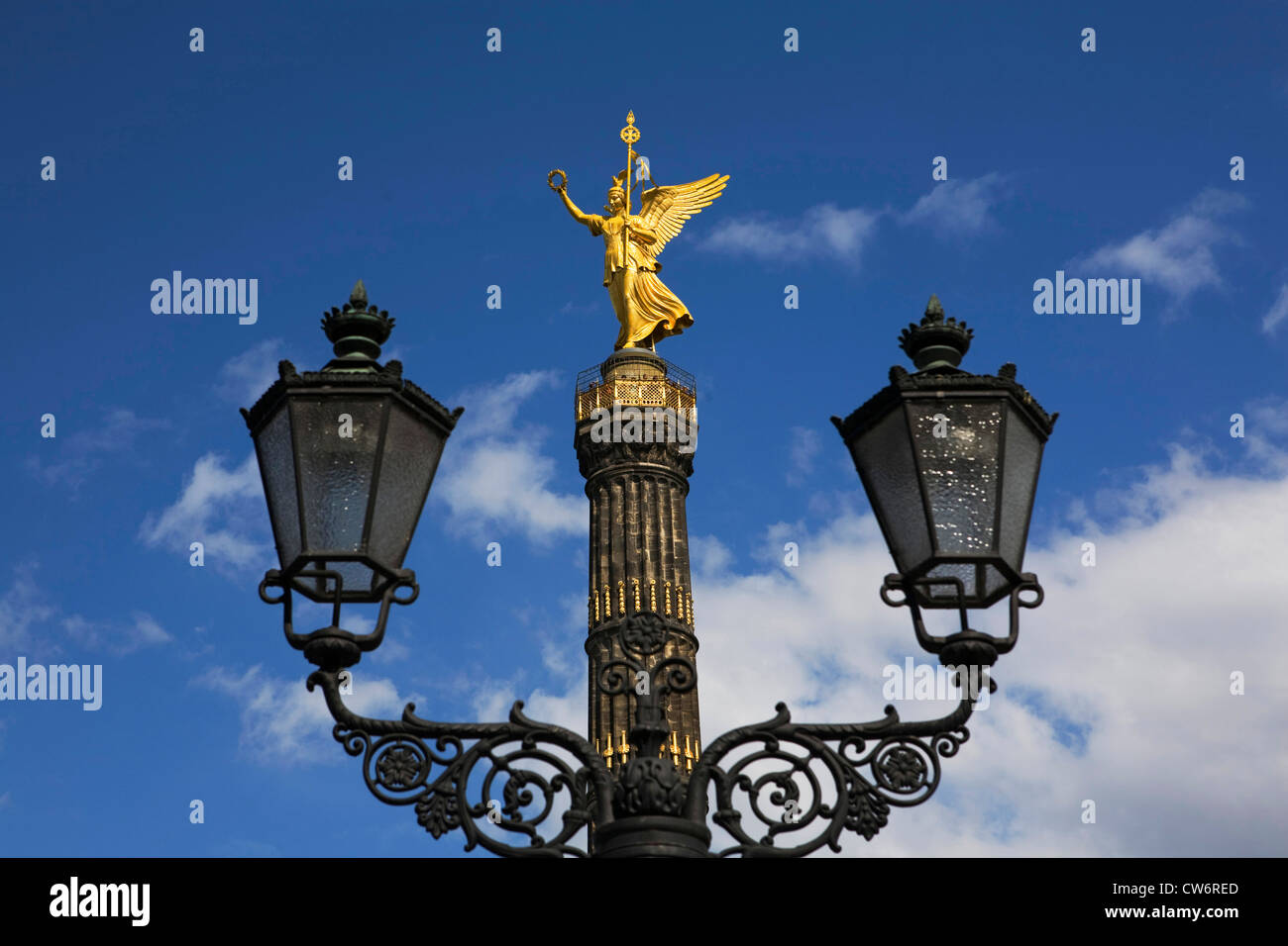 Street lamps cities hi-res stock photography and images - Alamy
