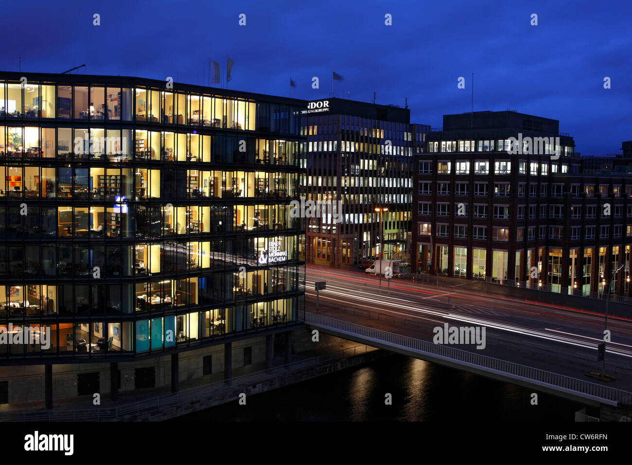 Bridges and roads in the evening office hi-res stock photography and ...