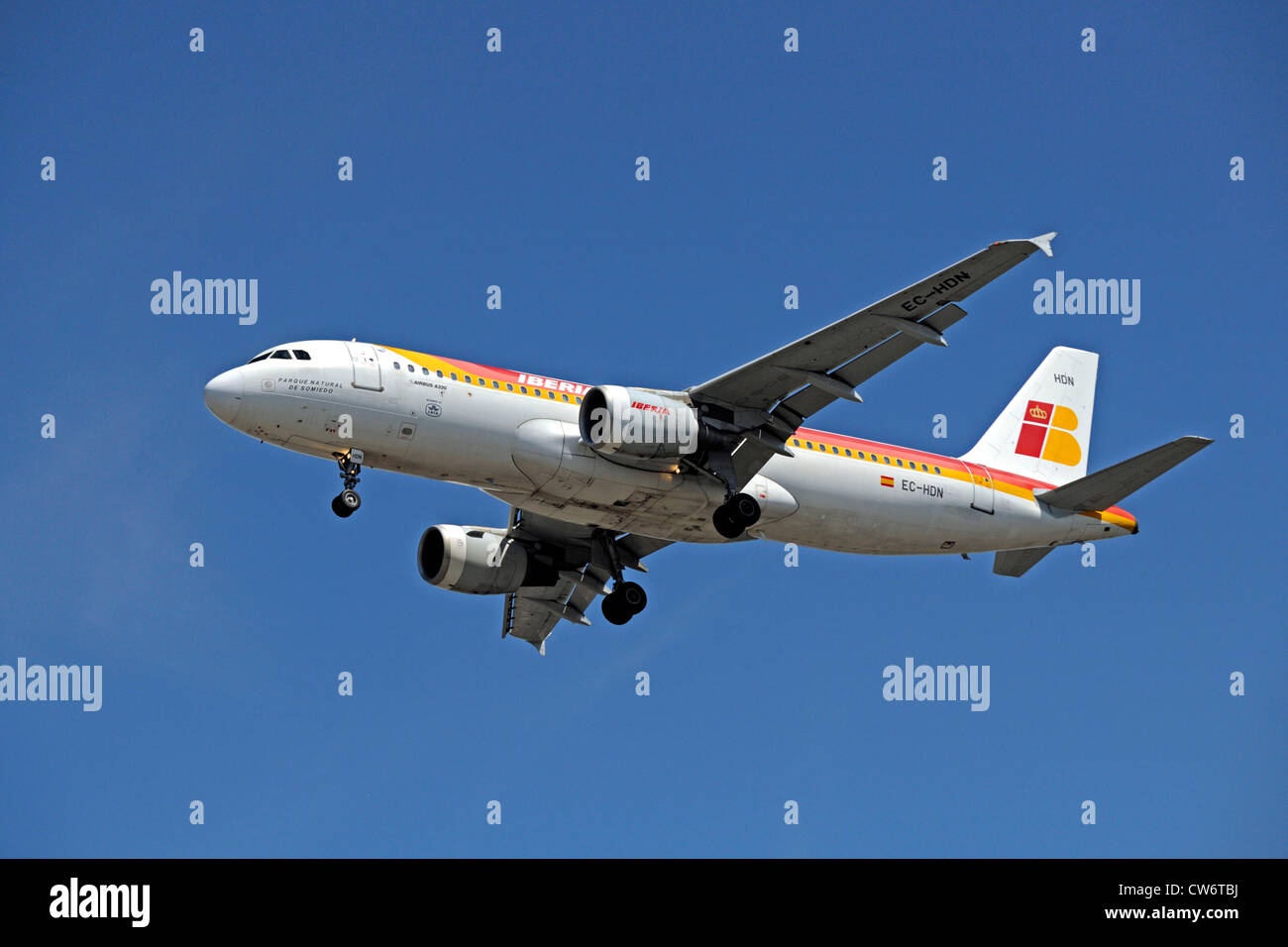 Airbus a320 flies in hi-res stock photography and images - Alamy