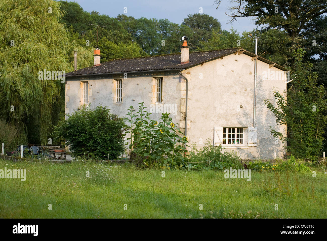 French countryside house hi-res stock photography and images - Alamy