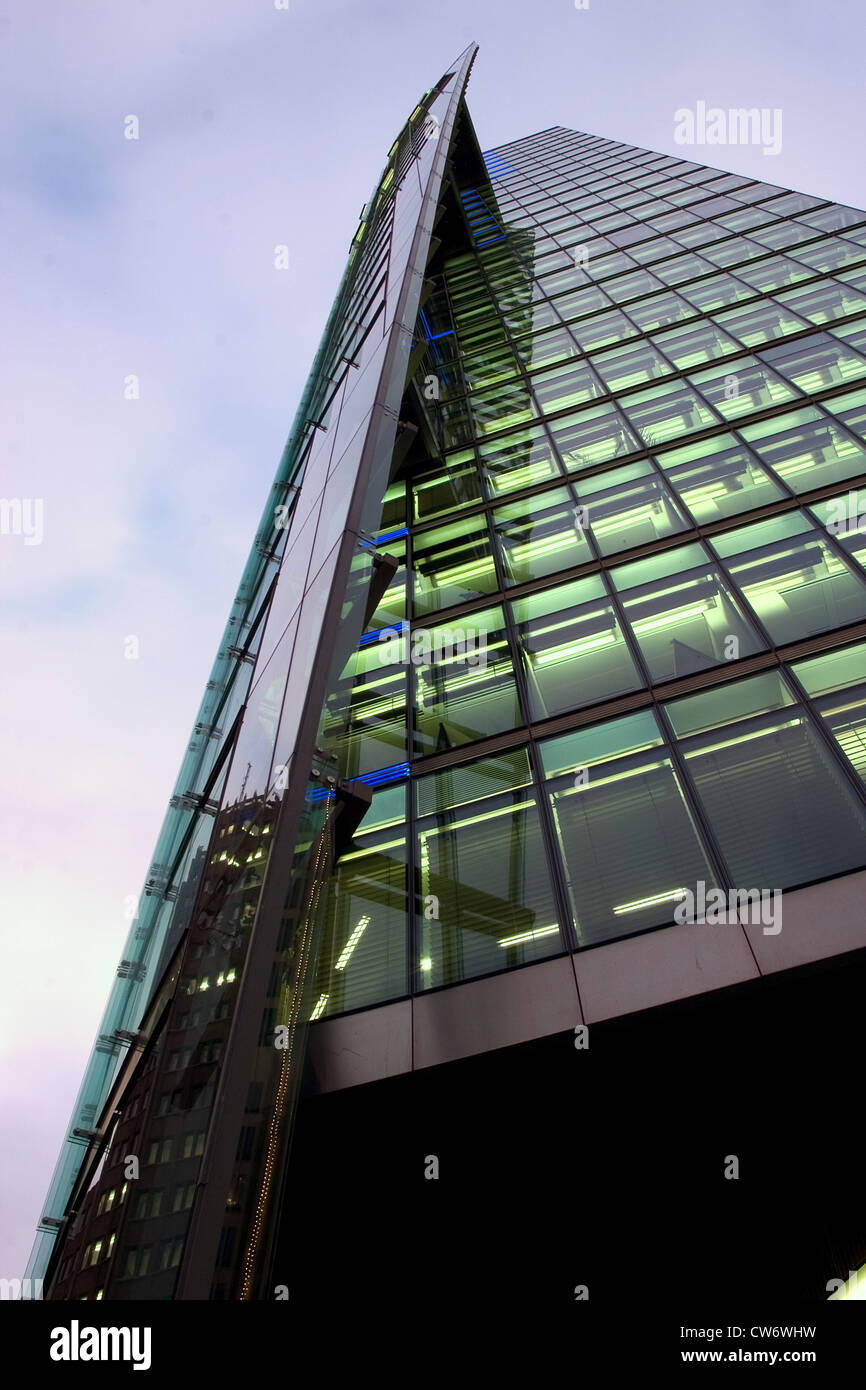 Reflexion hochhaus hi-res stock photography and images - Alamy