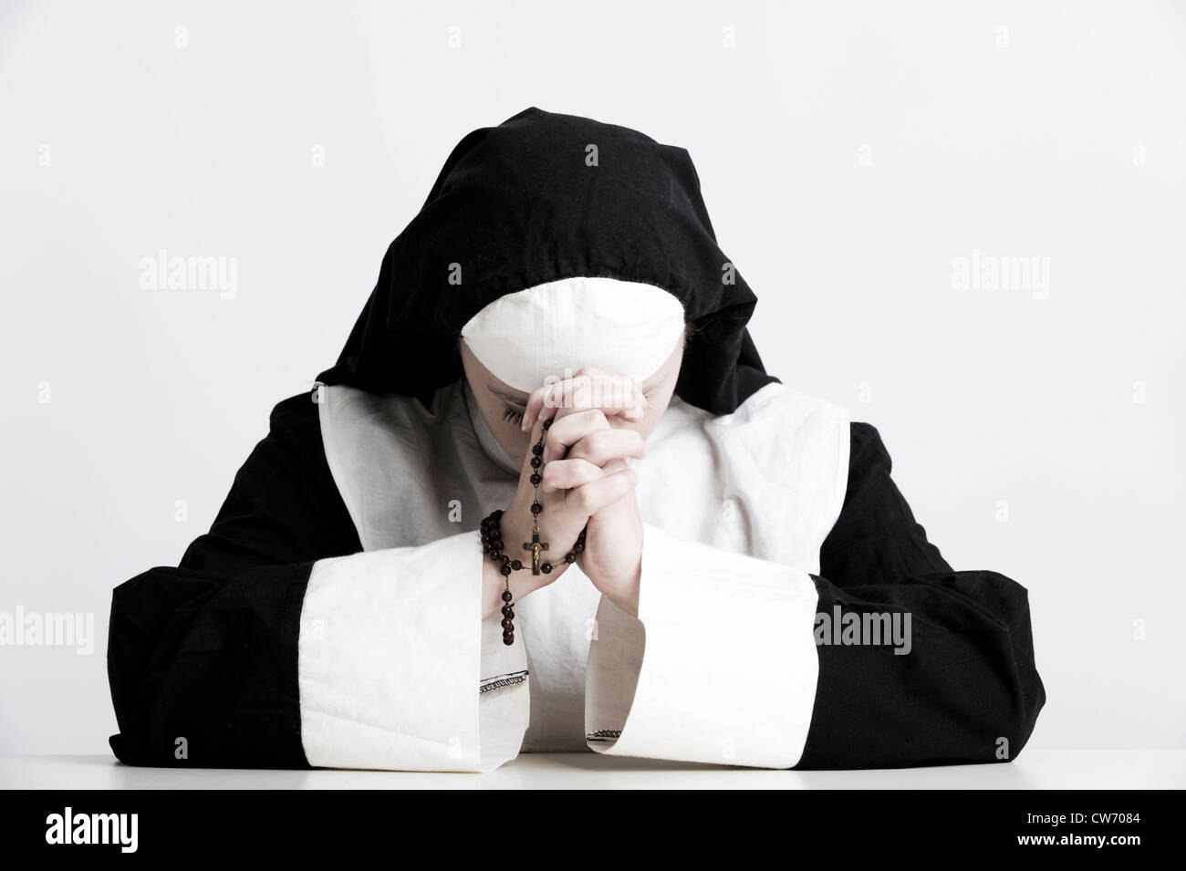 Nun praying with rosary hi-res stock photography and images - Alamy