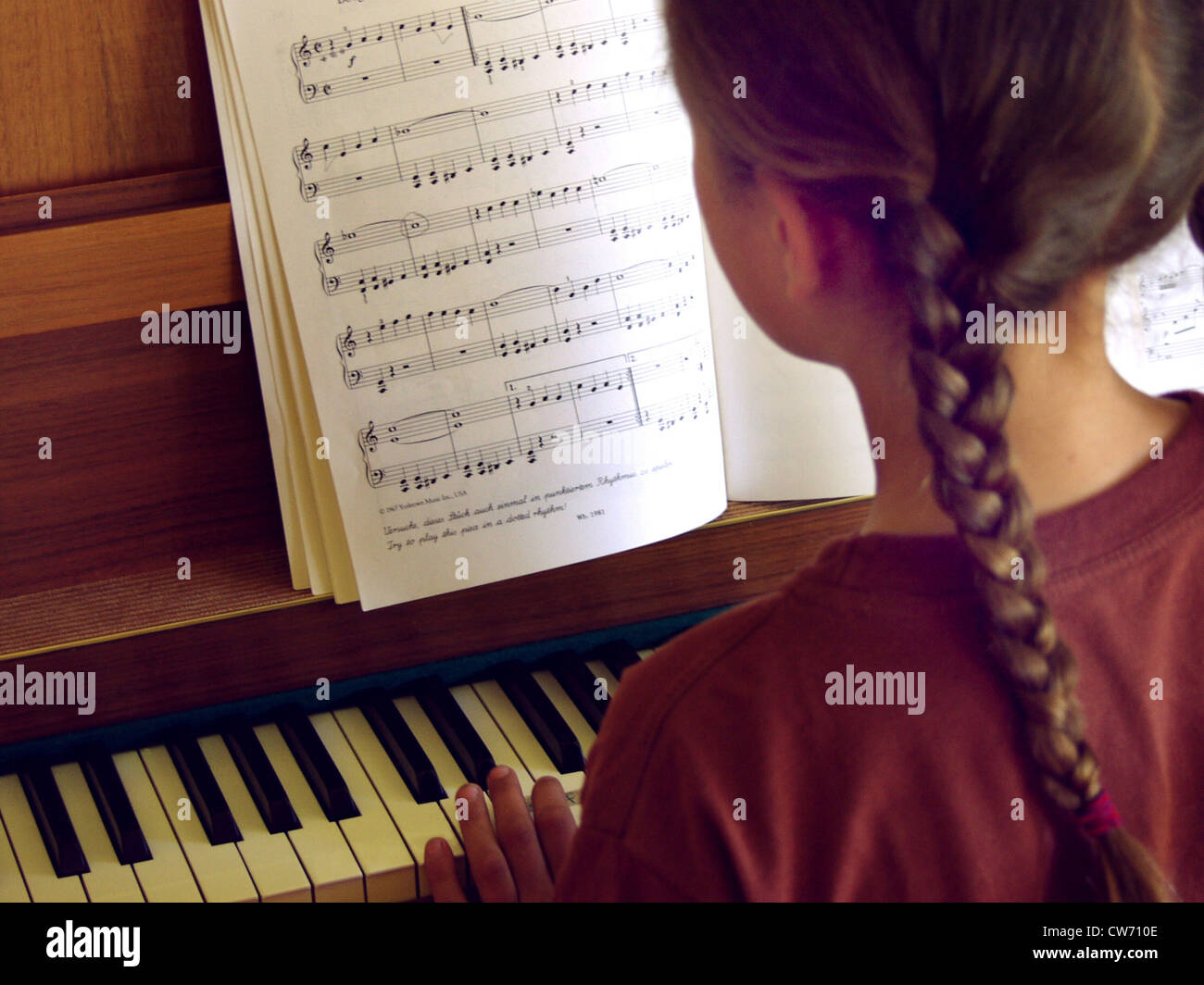 child plays on a piano Stock Photo - Alamy