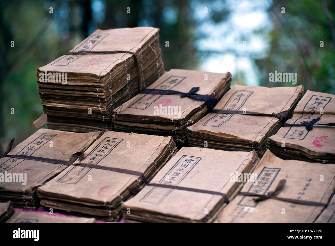 Antique books chinese hi-res stock photography and images - Alamy