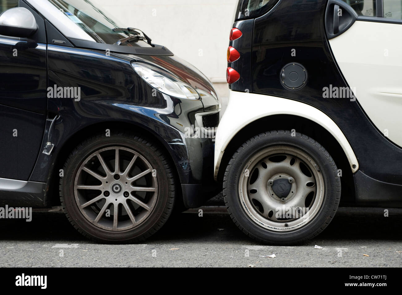 Two cars parking closely spaced hi-res stock photography and images - Alamy