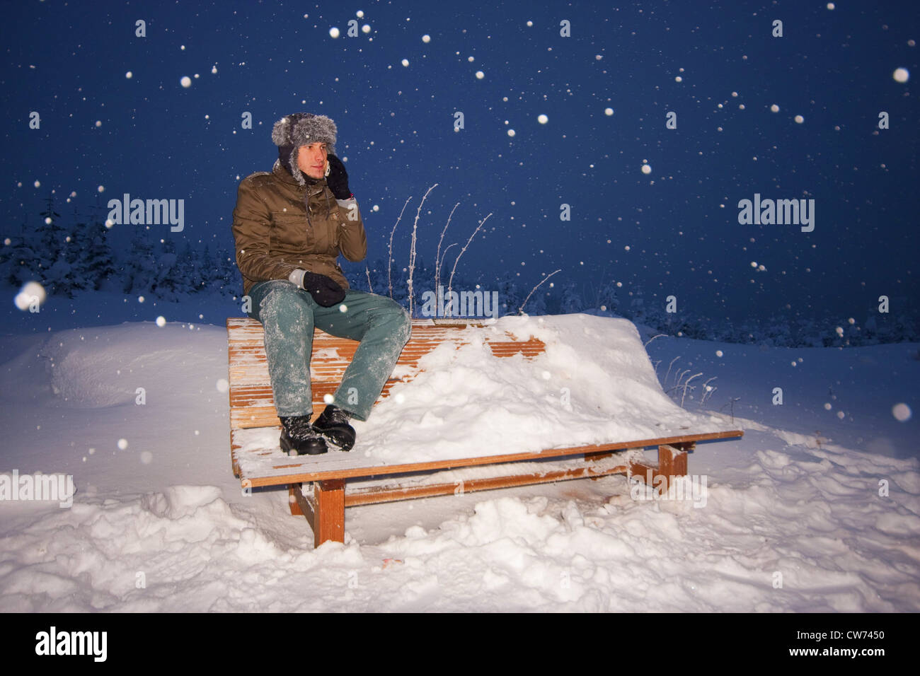 Man sitting on bench snow covered hi-res stock photography and images ...