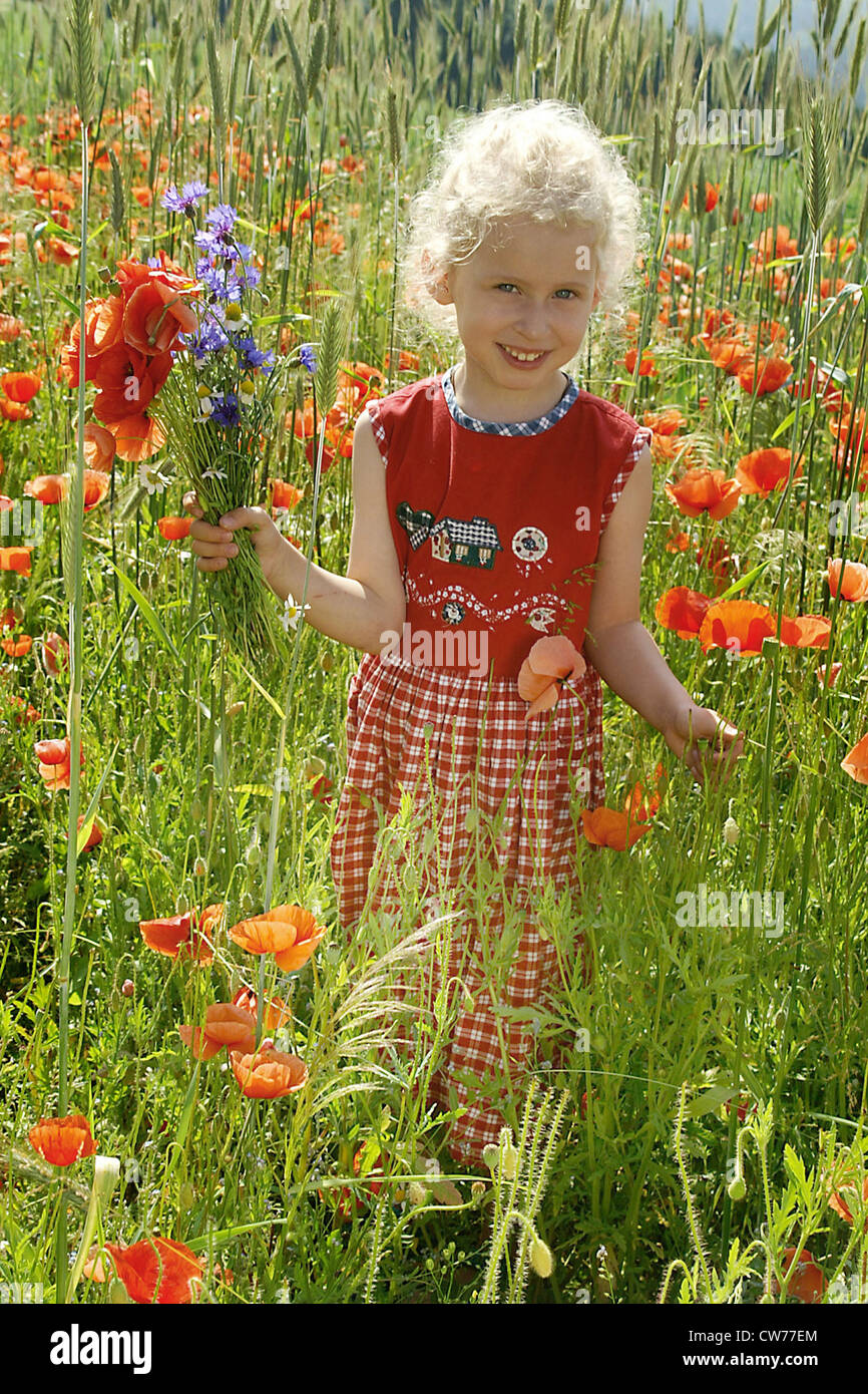 little girl in a field of poppies Stock Photo - Alamy