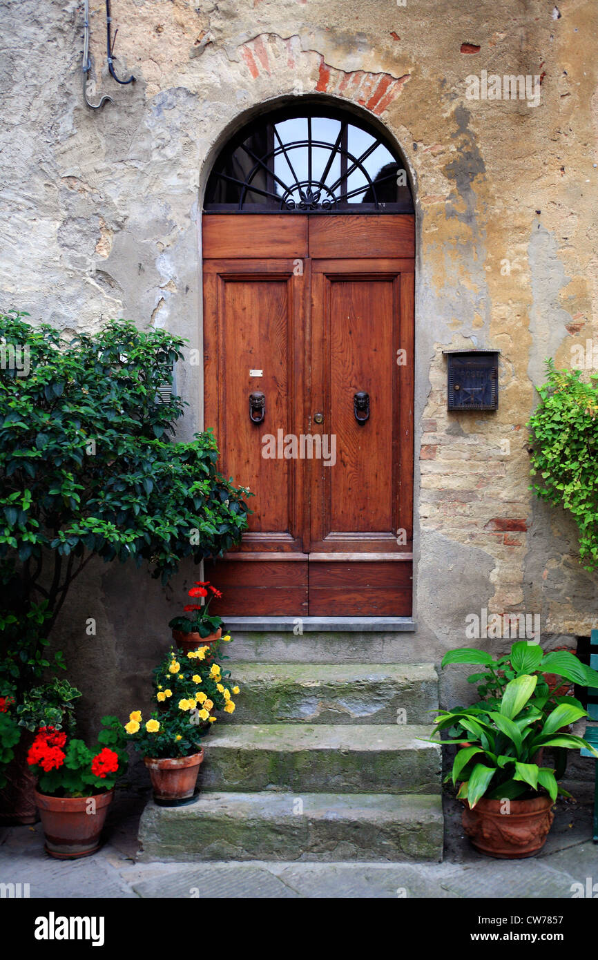 Old italian stone house front hi-res stock photography and images - Alamy