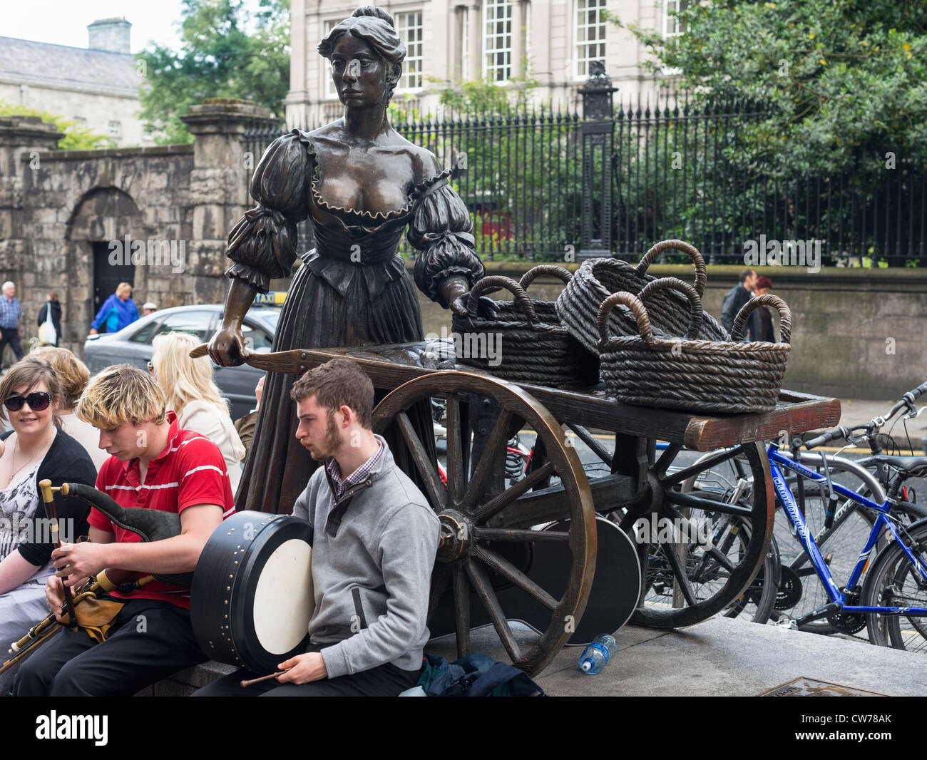 Irish street busker hi-res stock photography and images - Alamy