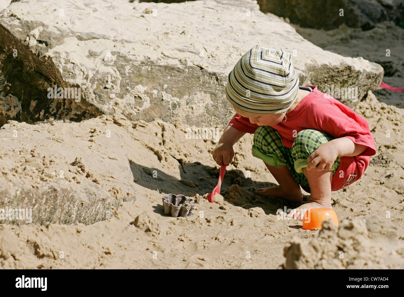 Kids playing in sand table hi-res stock photography and images - Alamy
