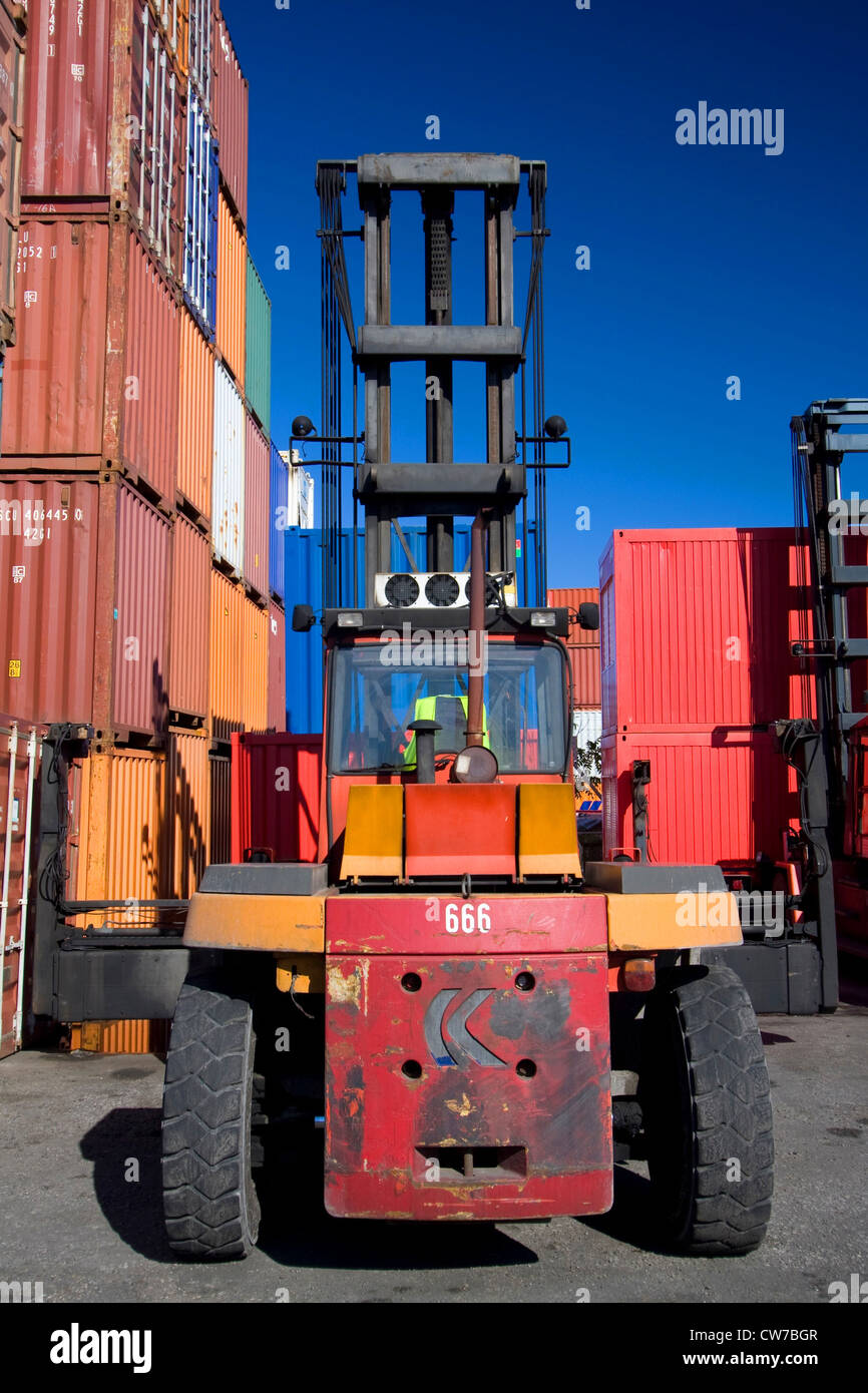 Loading of shipping containers hi-res stock photography and images - Alamy