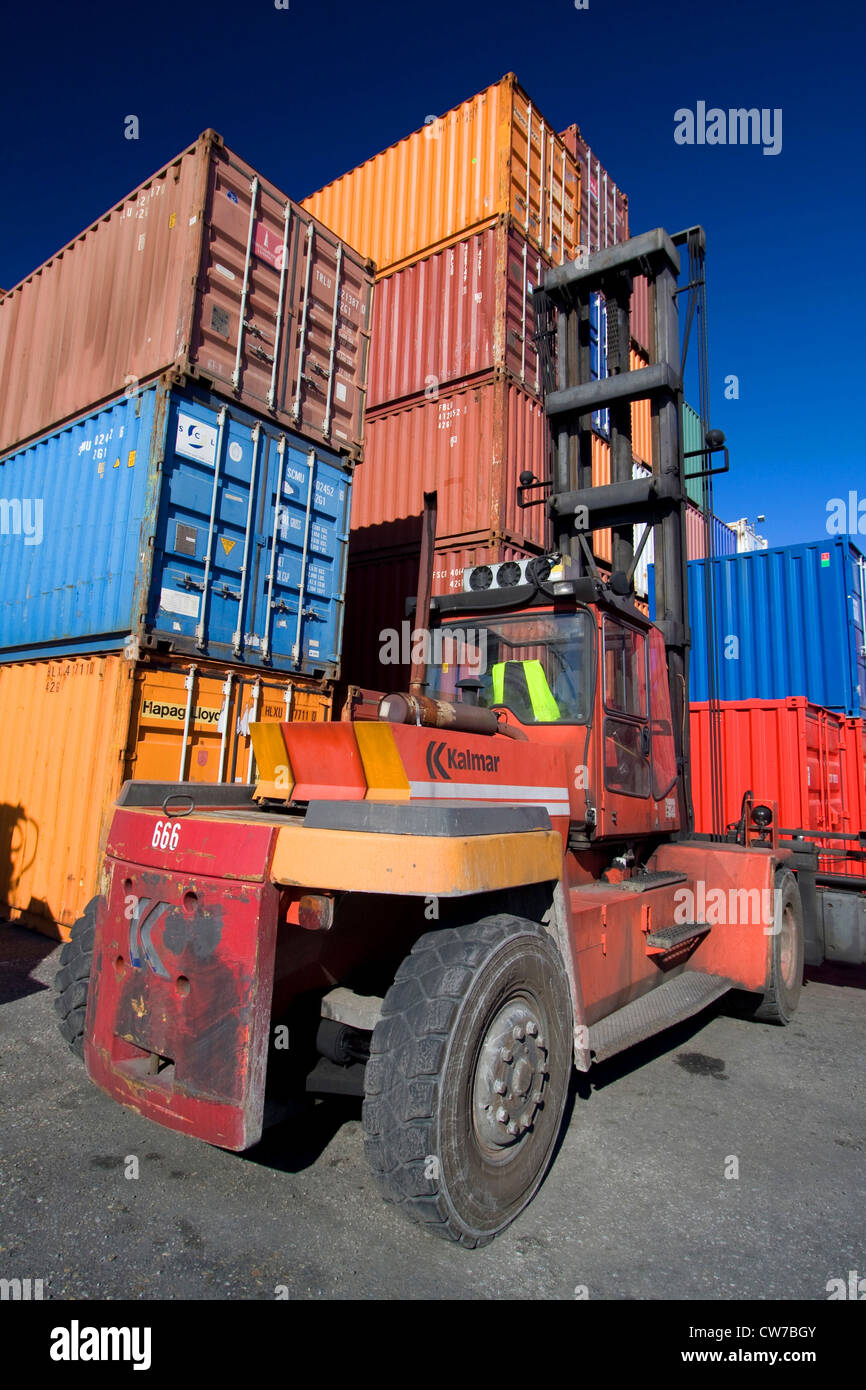 Loading shipping containers hi-res stock photography and images - Alamy