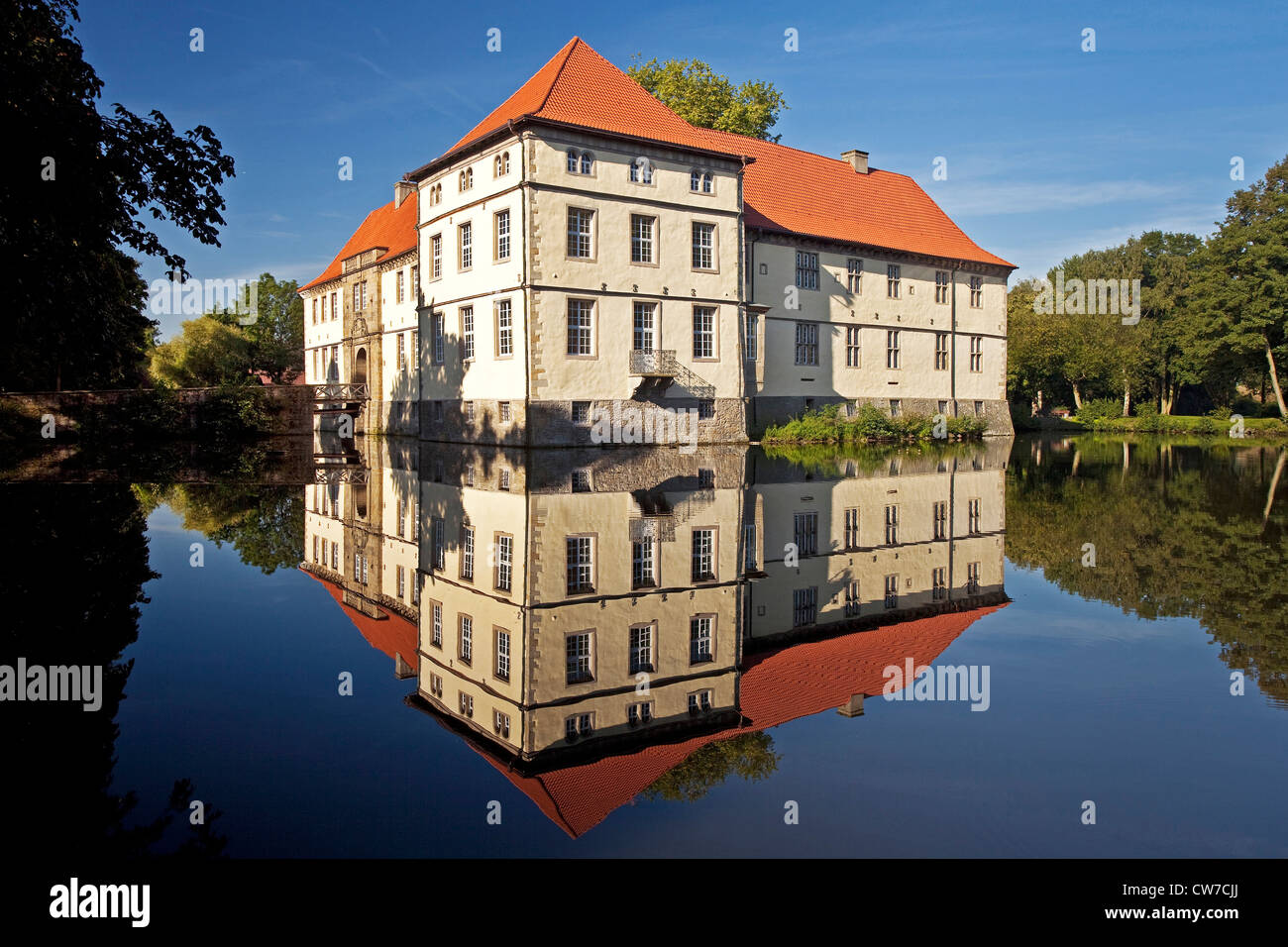 Moated castle hi-res stock photography and images - Alamy