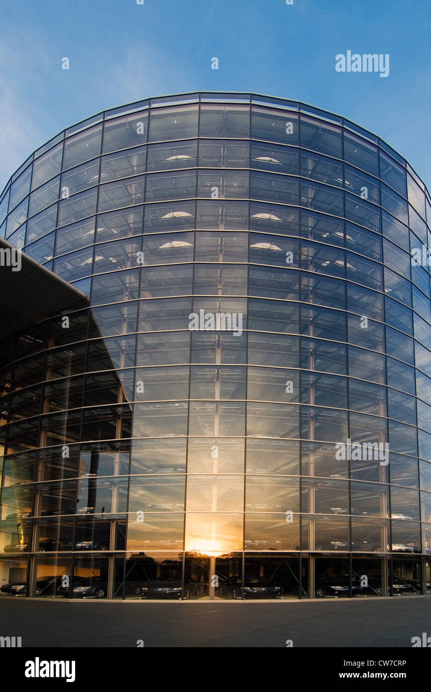Car mirroring buildings hi-res stock photography and images - Alamy