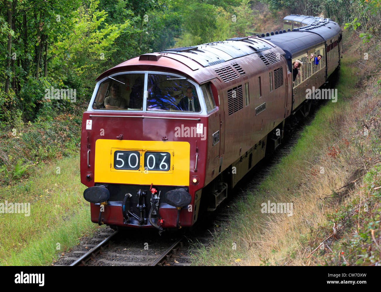 Class 52 Diesel Hydraulic Locomotive 'Western Courier' enters Bewdley ...