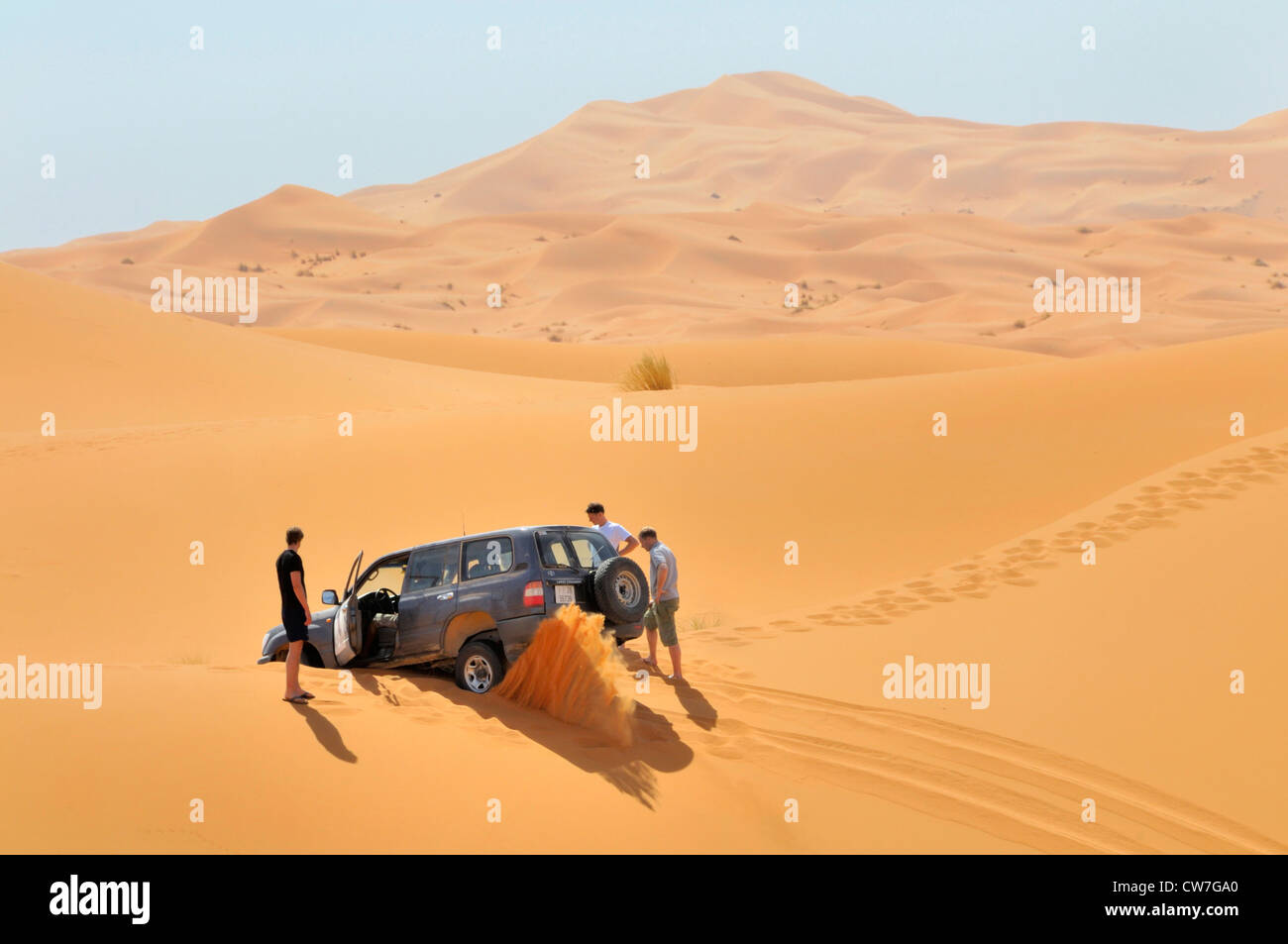 off-road vehicle stuck in sand, Morocco, Erg Chebbi Stock Photo - Alamy