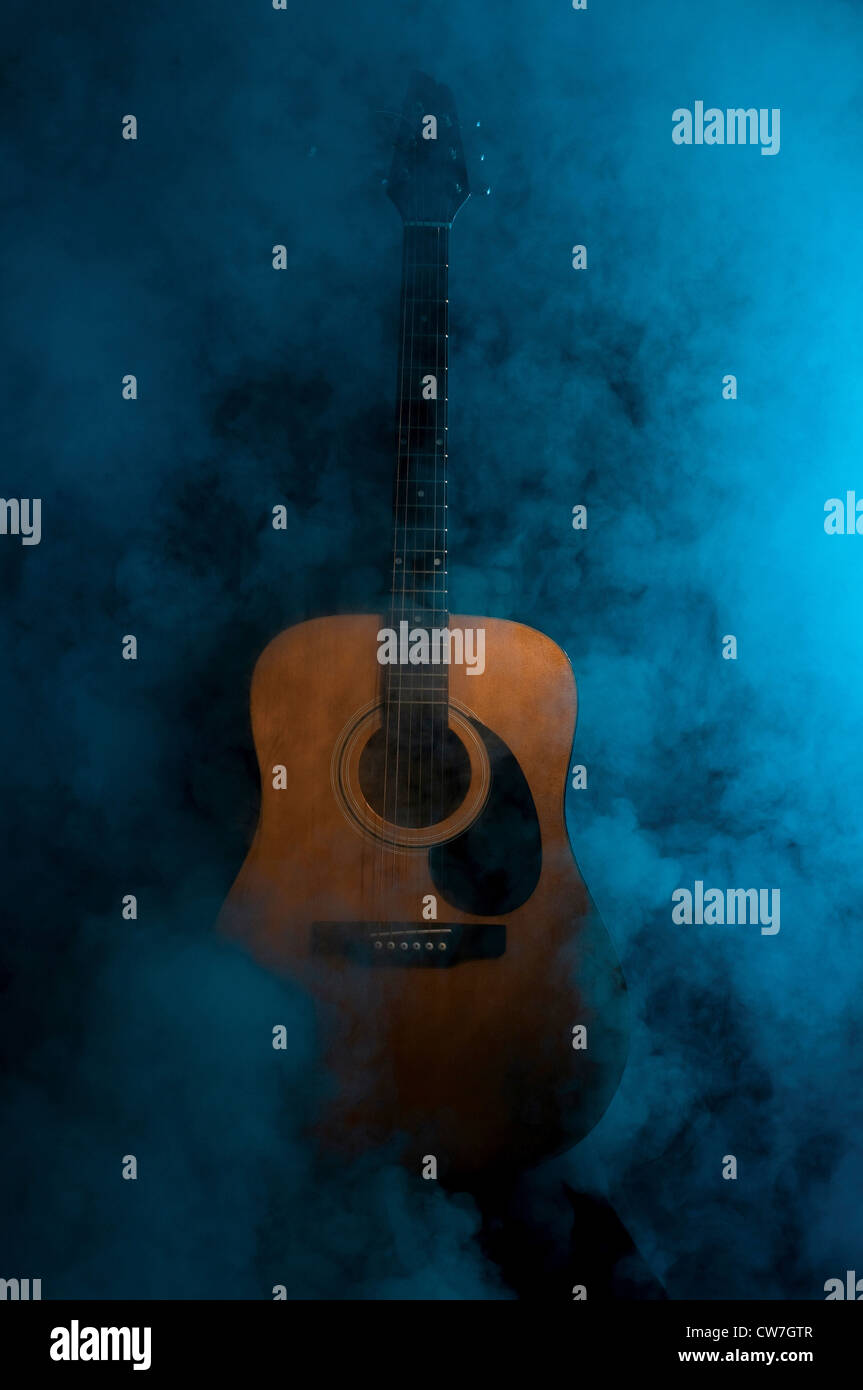 Acoustic performance in pub hi-res stock photography and images - Alamy