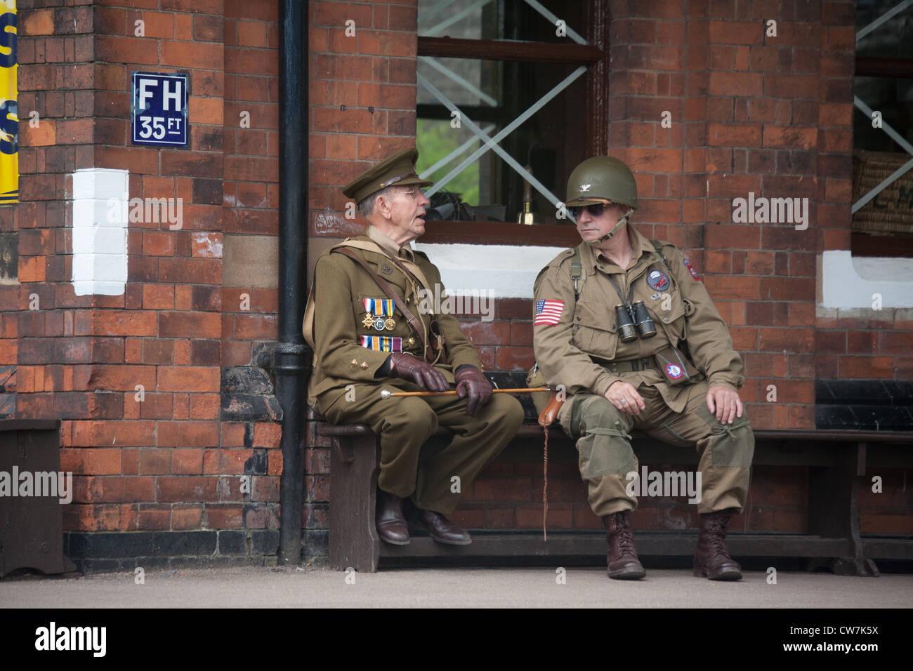 Two army soldiers sitting on hi-res stock photography and images - Alamy