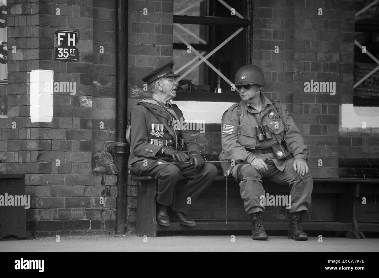 Two army soldiers sitting on hi-res stock photography and images - Alamy