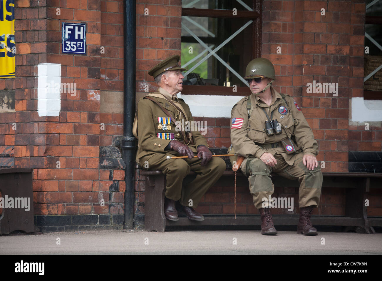 Two army soldiers sitting on hi-res stock photography and images - Alamy