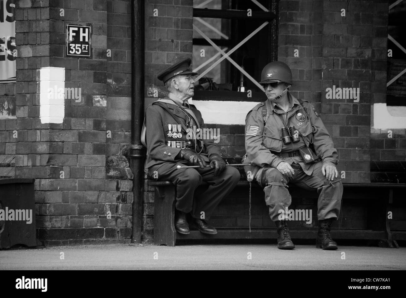 Two army soldiers sitting on hi-res stock photography and images - Alamy
