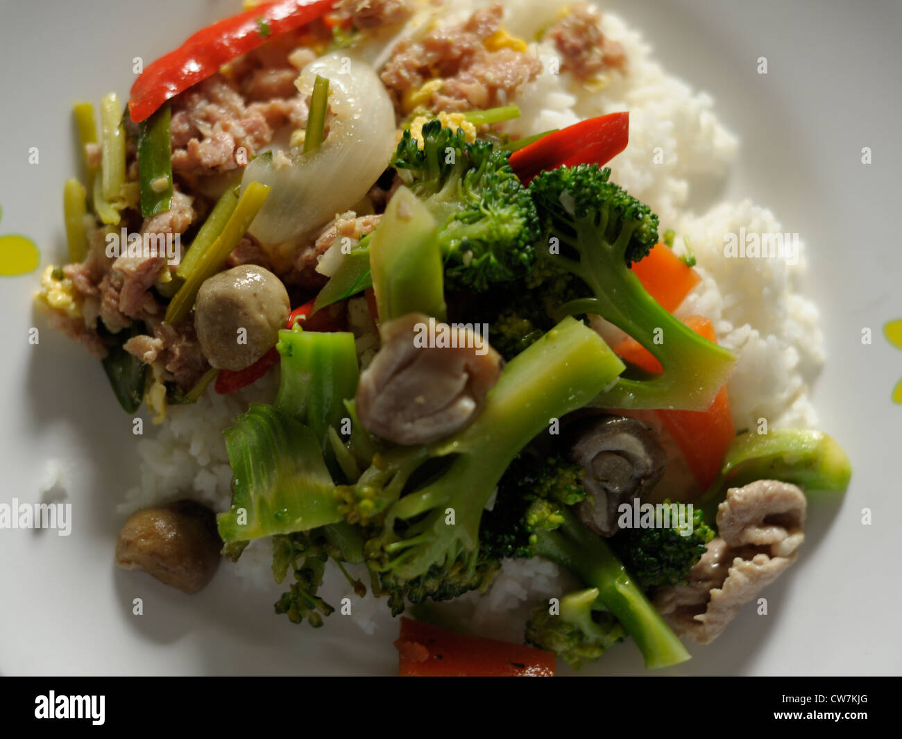 Khao rad keang (Thai fast food), fried pork with vegetables on top of ...