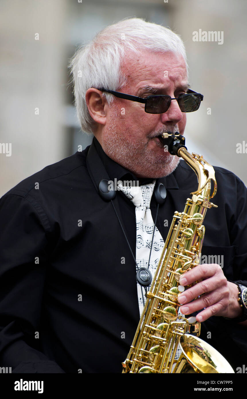 Edinburgh saxophone player hi-res stock photography and images - Alamy