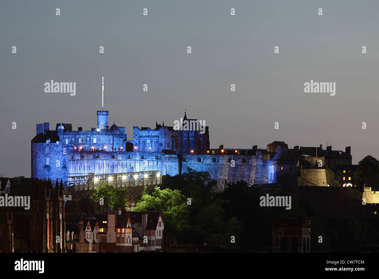 Edinburgh castle night time hi-res stock photography and images - Alamy
