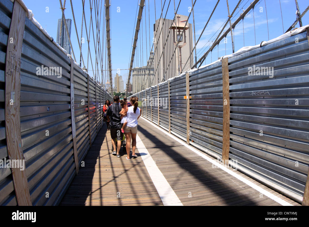 Pedestrian walkway on the Brooklyn Bridge New York City Stock Photo - Alamy
