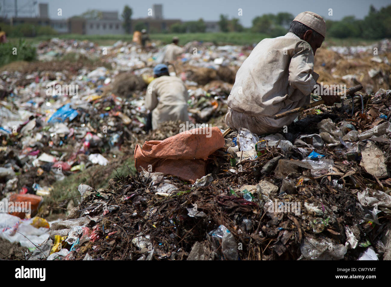 Waste pickers in Islamabad, Pakistan Stock Photo - Alamy